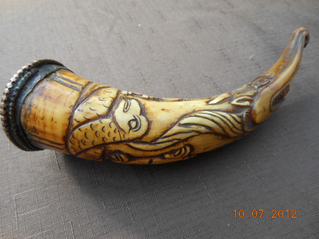 Early Raised Carved Horn – 17th or 18th Century | American Powder Horns